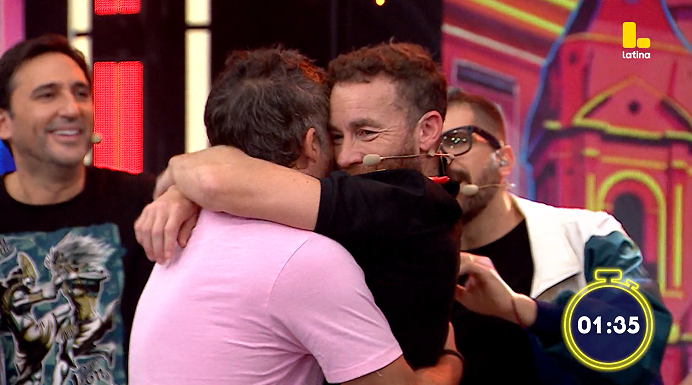 Me Caigo de Risa: ¡RODRIGO SE EMOCIONÓ DE MÁS Y LE DIO UN ABRAZO A RENZO!